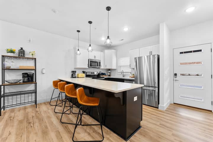 Lake Views, Hot Tub, Game Room, Pools, Sleeps 16! - Branson, MO