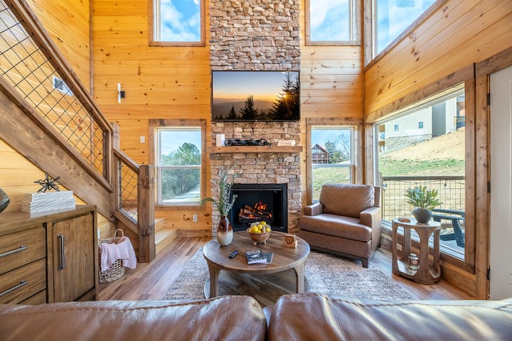 Relaxing 5bd Pool Lodge| Theater + Hot Tub + Games - Pigeon Forge, TN