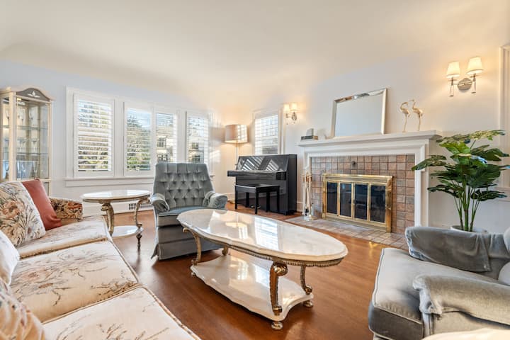 Elegant 5br Family Retreat | Garage & Backyard - Vancouver