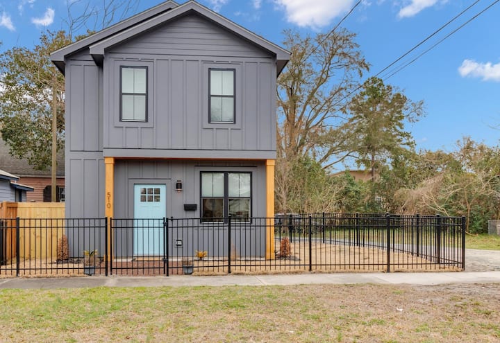 Suite On Swann - Brooklyn Arts - We Love Doggies! - Wilmington, NC