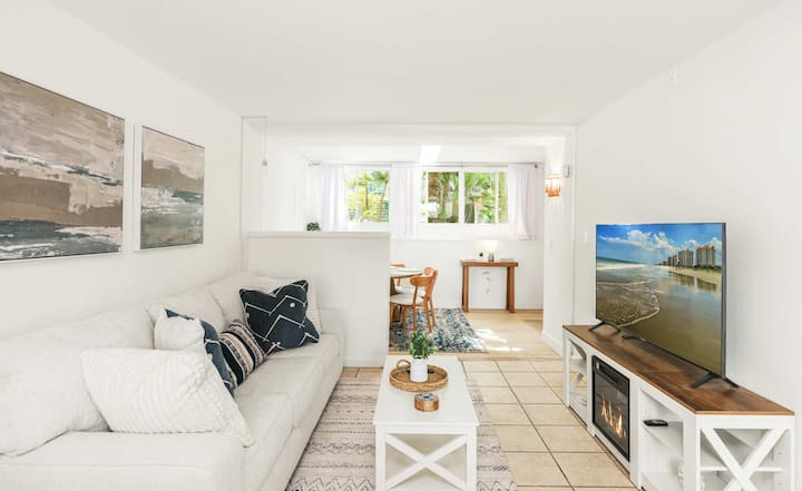 Walk To The Beach! Bright 2br/2ba Coastal Retreat - Manhattan Beach, CA