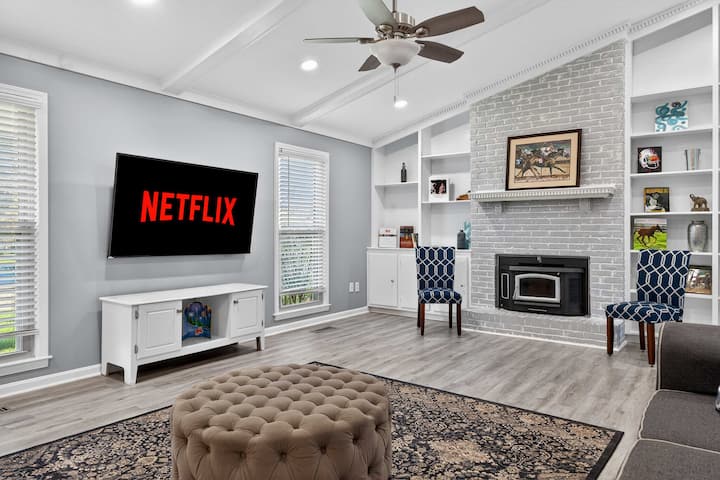 Spacious East End Louisville Retreat Near Downtown - Louisville, KY