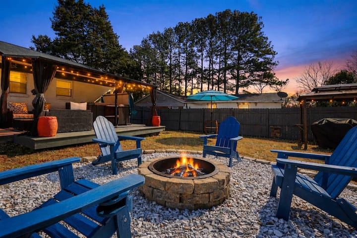 Cozy Bungalow! Hot Tub, Firepit, Grill, & Pets Ok! - Charlotte, NC