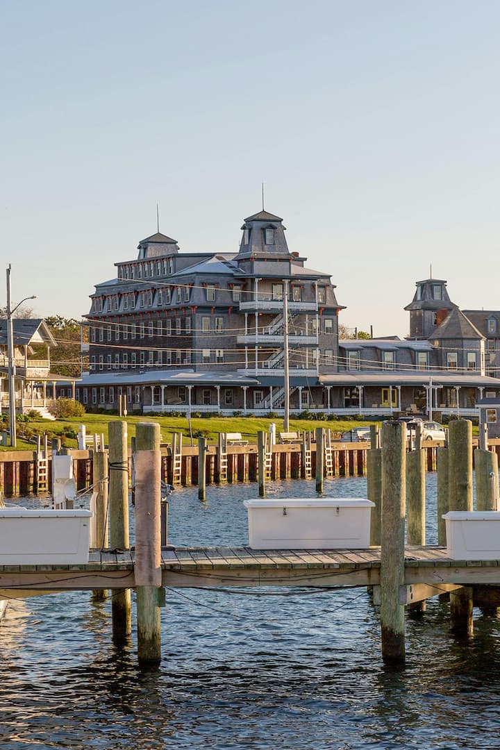 Sitting Area With Pullout & Accessible Features - Edgartown, MA