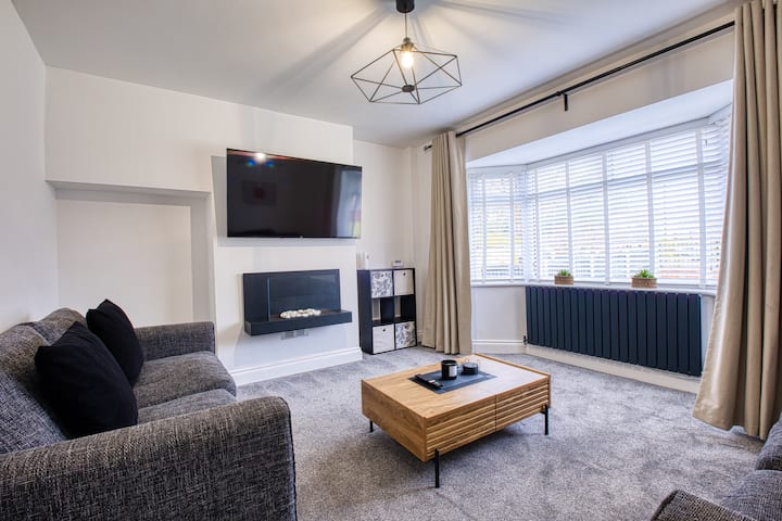 Westhoughton 3 Bedroom House - Free Parking - Bolton