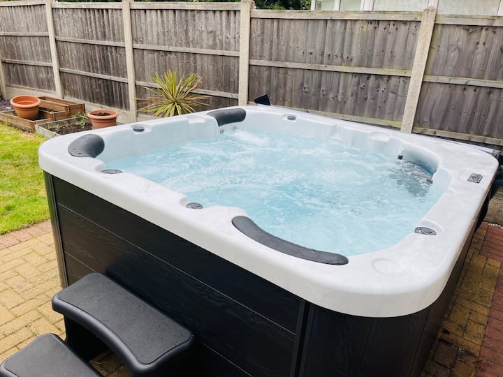 Cozy Derby 4 Bed House With Hot Tub & Games Room - Derby