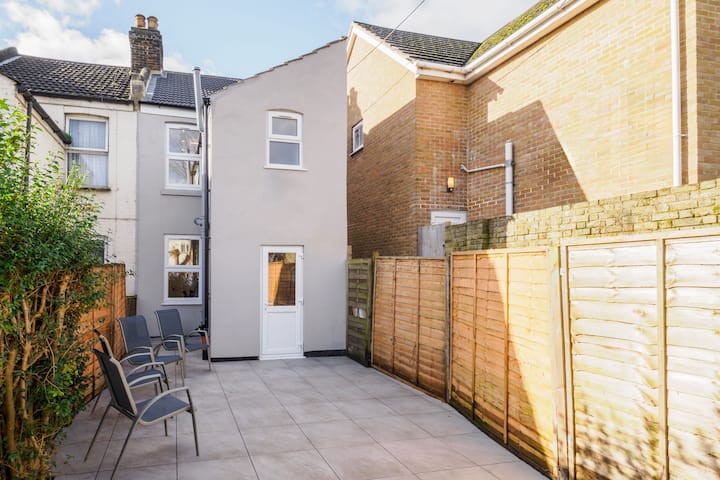 Host & Stay | Roach Street - Diggerland Kent