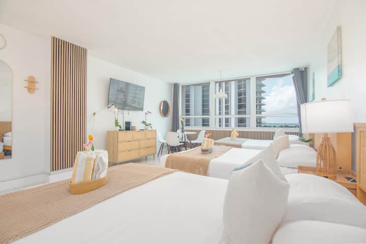 Stylish Renovated Apt With Bay View + Parking - Miami Beach