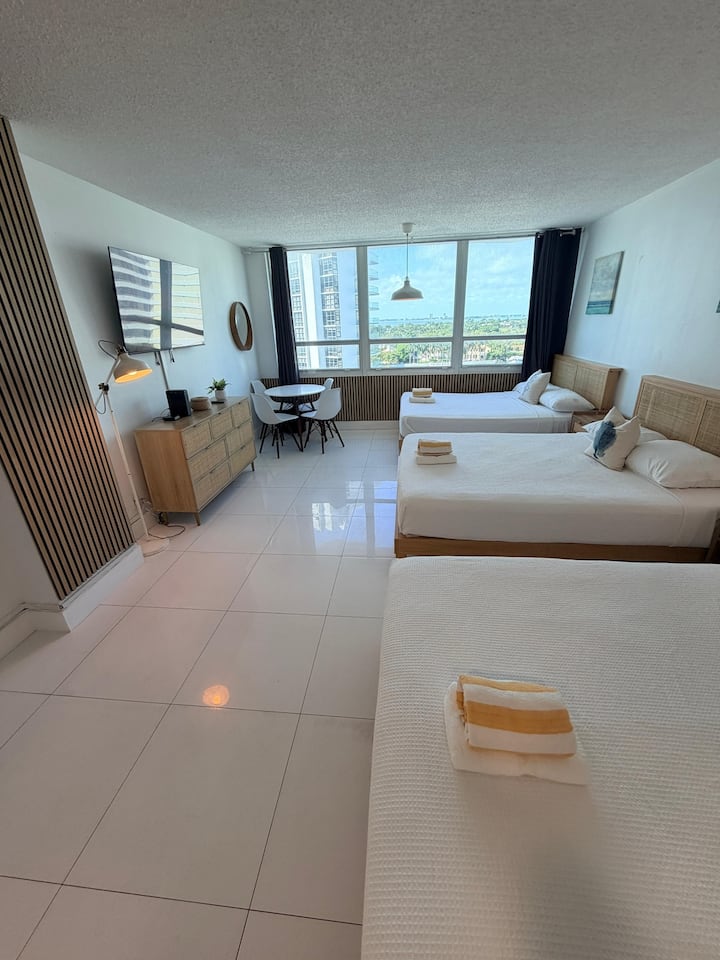 Stylish Renovated Apt With Bay View + Parking - マイアミ・ビーチ, FL
