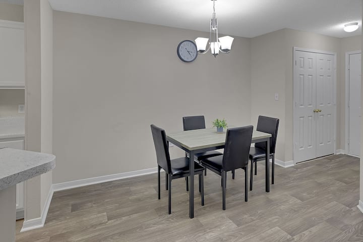 Modern Comfort W/ Balcony, Kitchen & Wifi - Hoover, AL