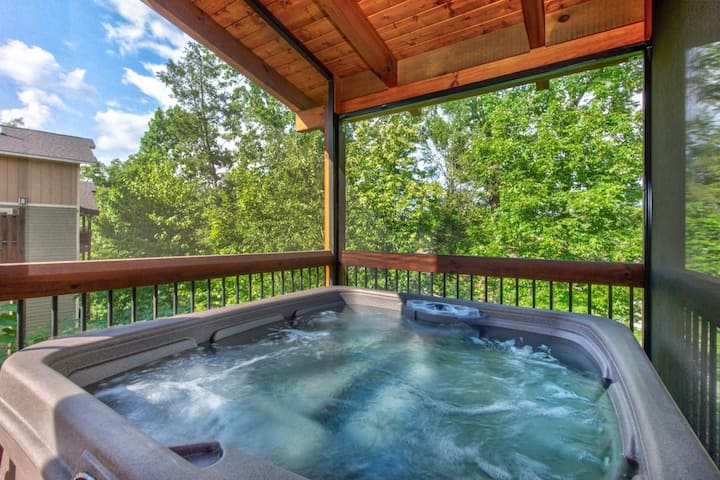 Running Bear Elegant 3-suite Chalet With Hot Tub - Gatlinburg, TN