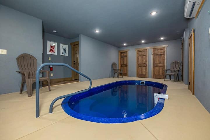 Luna Bear Lodge – Luxury 4br Chalet W/ Indoor Pool - Gatlinburg, TN