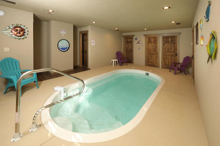 Splash Time Cinema – Luxury 6br Chalet W/ Indoor P - Gatlinburg, TN