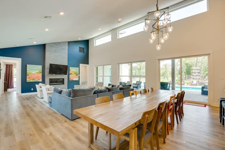 Relax Fireside! Waterfront Malakoff Home W/ Pool - 로그 캐빈