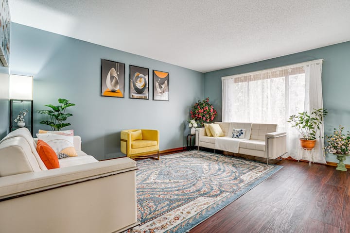 Deck & Outdoor Dining! Spacious St Paul Getaway - White Bear Lake, MN