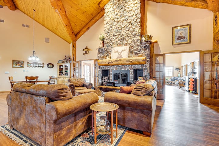 Secluded, Waterfront Home W/ Patio In Craigville! - Bluffton, IN