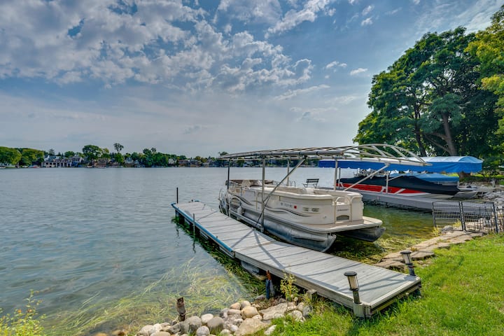 Lakefront Wisconsin Escape W/ Boat Dock & Kayaks! - Oconomowoc, WI