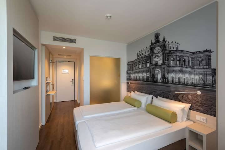 Double Bed | Wyndham Dresden | Baroque Tour - Dresden