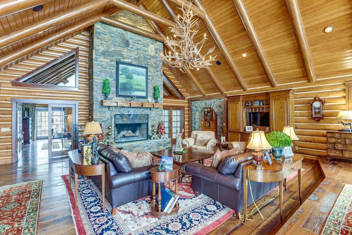 Theater, Gym, Hot Tub: Versailles 'Heritage Lodge' - Asbury University, Wilmore