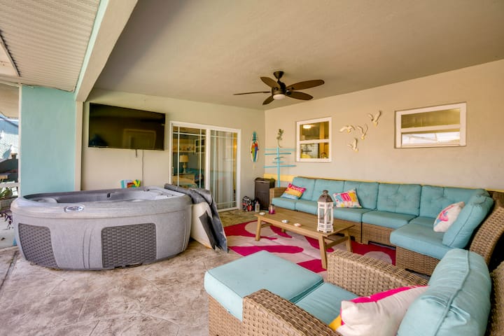 Heated Pool & Boat Dock! Port Charlotte Getaway - Port Charlotte, FL