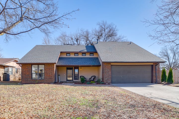 Groups Welcome, Central Location! Tulsa Gem + Yard - Tulsa, OK