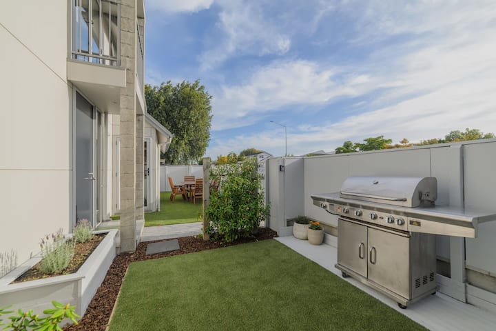 Modern Home With Sunny Garden - Christchurch