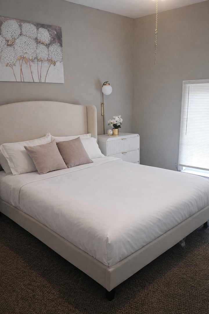 Group Getaway • Sleeps 8 • Open Porch • Near Kc - Kansas City, MO