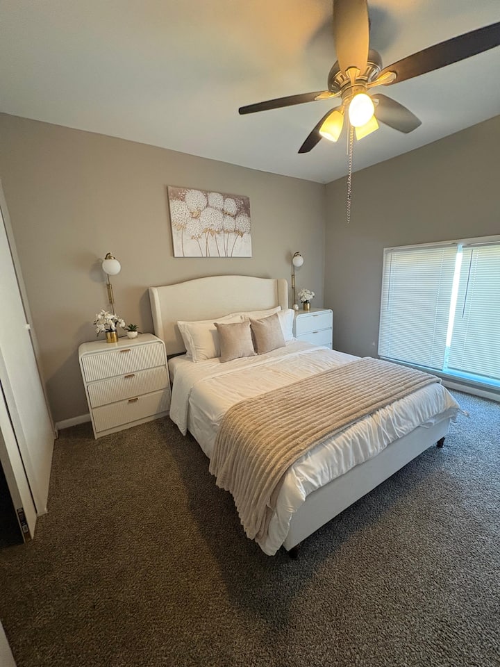 Group Getaway • Sleeps 7 • Grill • Fire Pit - Kansas City, KS