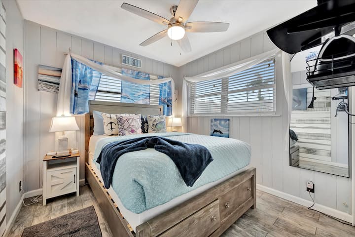 Treasure Island Waterfront 1b 10 Min Walk To Beach - Treasure Island, FL