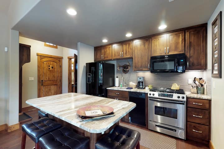 Tamarack Ski-in/out Cottage, Fire Pit, Sleeps 4 - Tamarack Ski Resort, ID