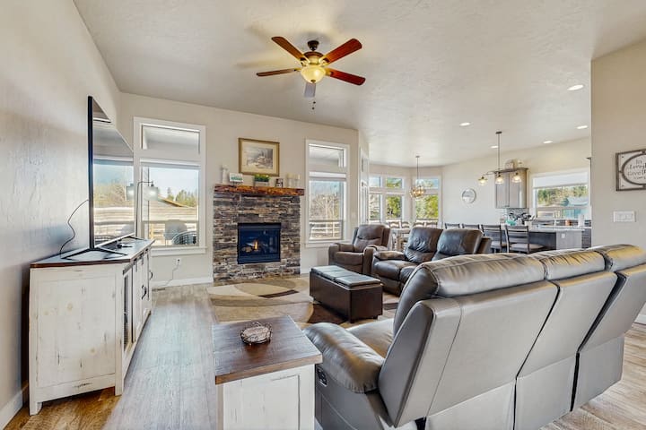Modern Mccall Retreat | Fire Pit & Extra Parking - McCall, ID