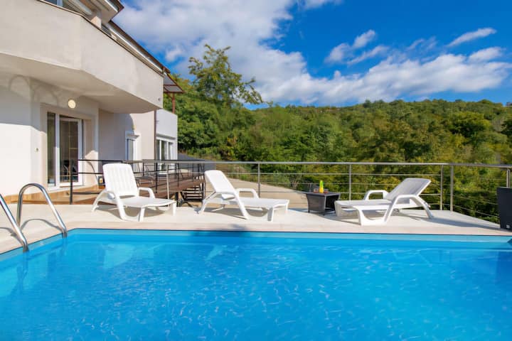 K-25227 Maison Confortable Avec Le Balcon Et La - Lovran