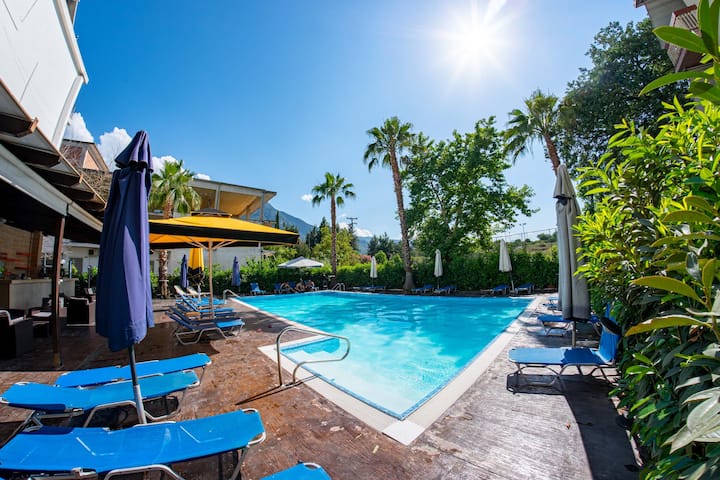 Hotel Ena - Elegant Mountain View Stay With Pool - Ламия