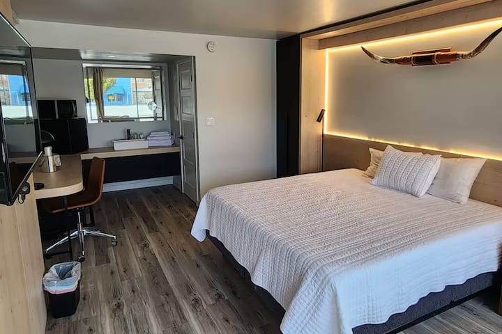 King Deluxe | Hotel Pendleton | Downtown Charm - Pendleton, OR