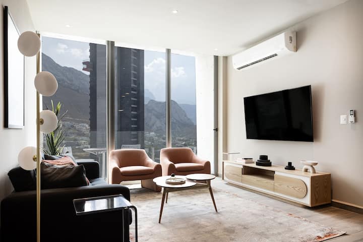High-rise With City & Mountain Views, Pool & Gym - Santa Catarina, México