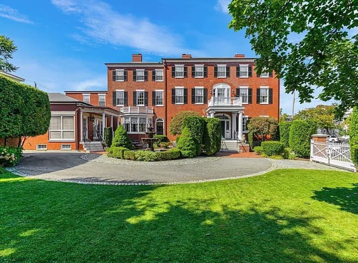 Joseph Story Mansion | Sleeps 12 | Salem Commons - Salem, MA
