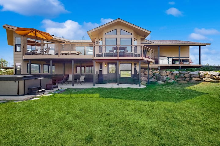 Spacious Retreat With Hot Tub Mountain Views - McCall, ID