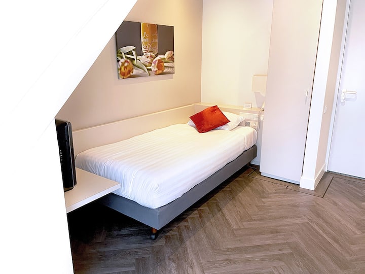 Spacious Room For Travelers Seeking Comfort! - Utrecht Province