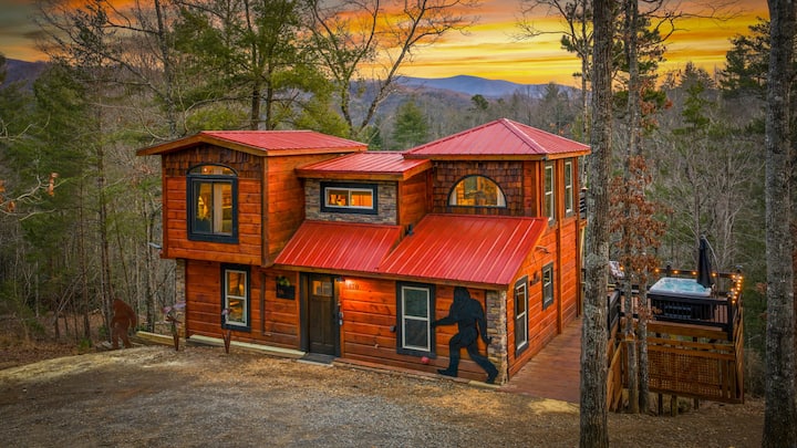 Bigfoot's Hideout - Treehouse, Arcade, Hot Tub - Blue Ridge, GA