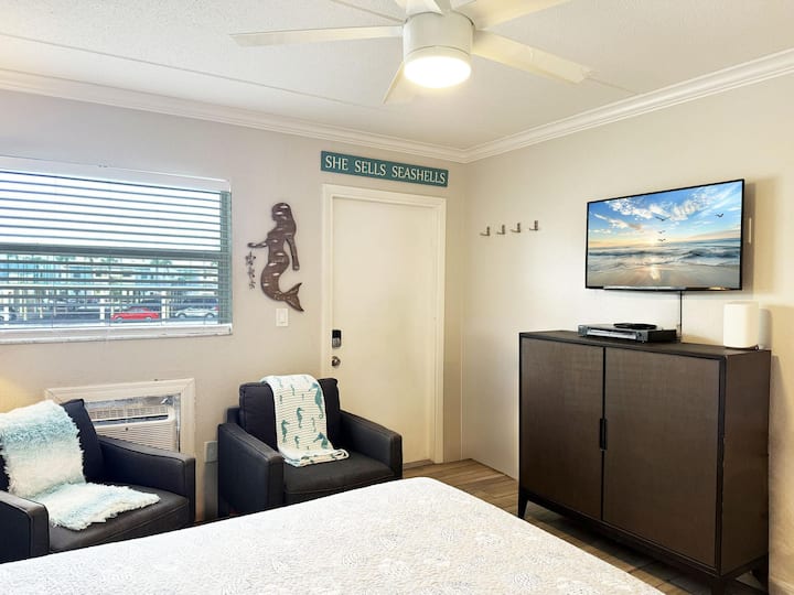 Gulf-side Studio – Venice Villas Near Pool - Venice, FL