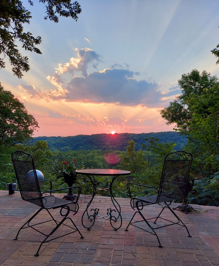 8br Historic Inn | Group Retreat With River Views - Center City, MN