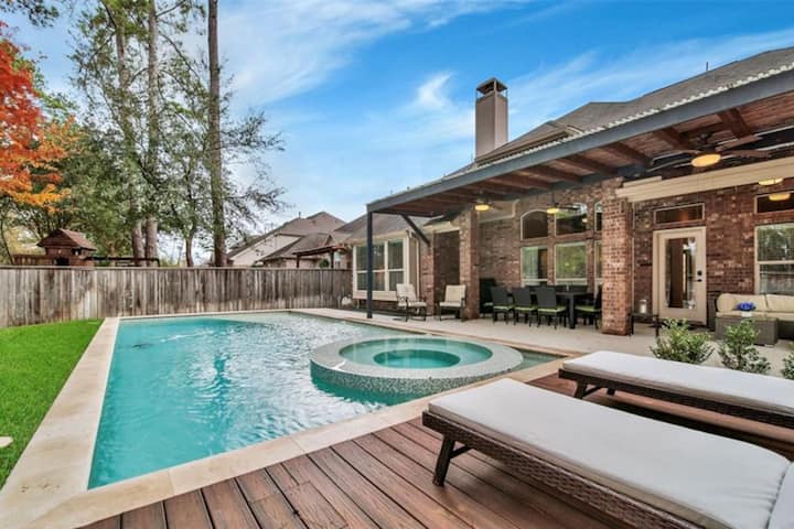 Luxury 4br Getaway: Private Pool & Patio - The Woodlands, TX