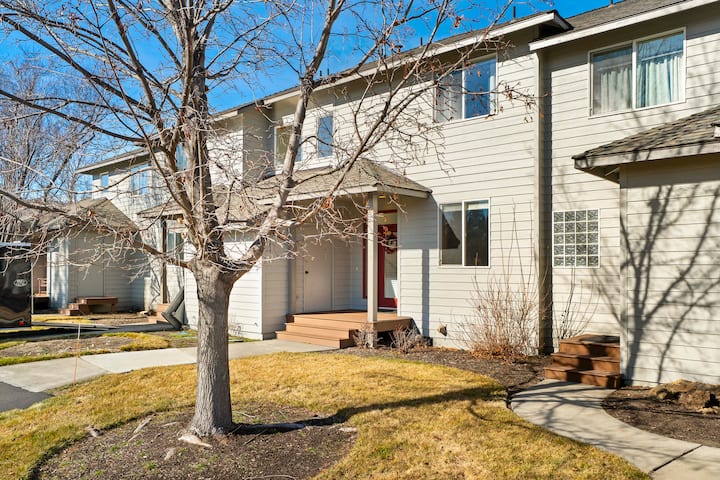 2br Townhome With Golf Course Views, Dining & Pool - Redmond, OR