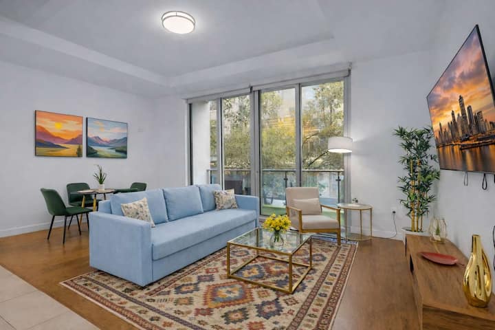 Downtown Tulsa Executive Suite • Sleeps 6 • Gym, C - Tulsa, OK