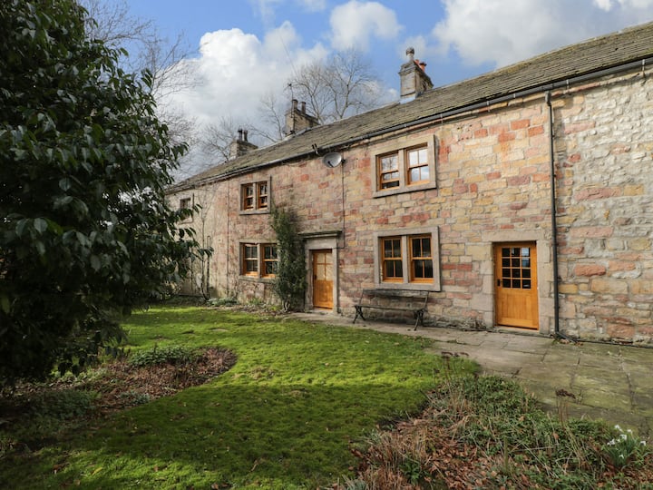 Bay Horse Farm - Skipton Castle