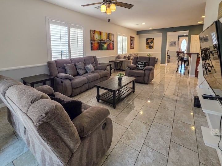 Home W Kitchen/bbq/3 Bedrm/2bath| Speedway - North Las Vegas, NV