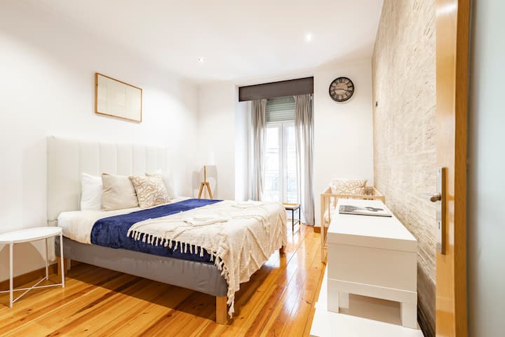 Cozy 3br Near Av. Liberdade | Sleeps 8 | Patio - Lisszabon