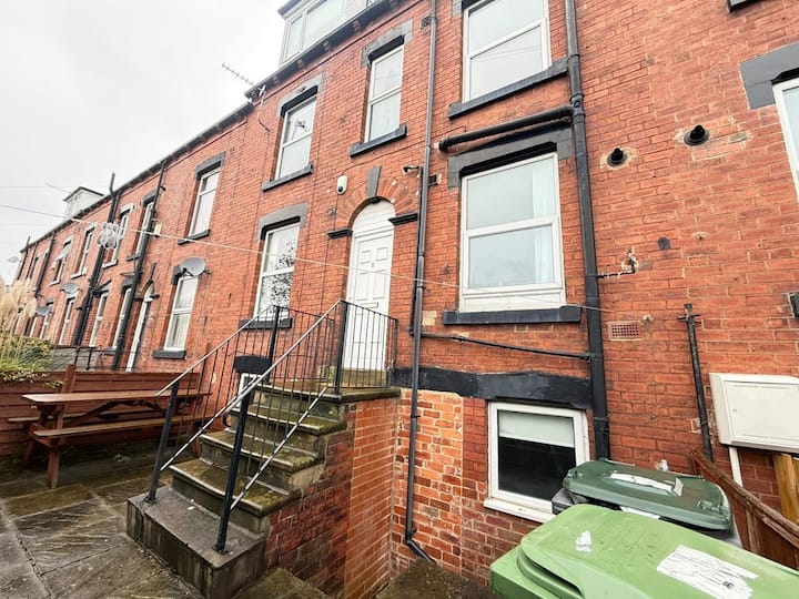 Large Family Home - Sleeps 12 - Leeds