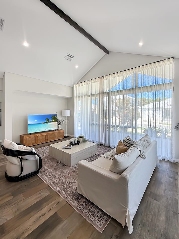 Coastal Luxe In Seaside Estate |  Walk To Beach - Mandurah