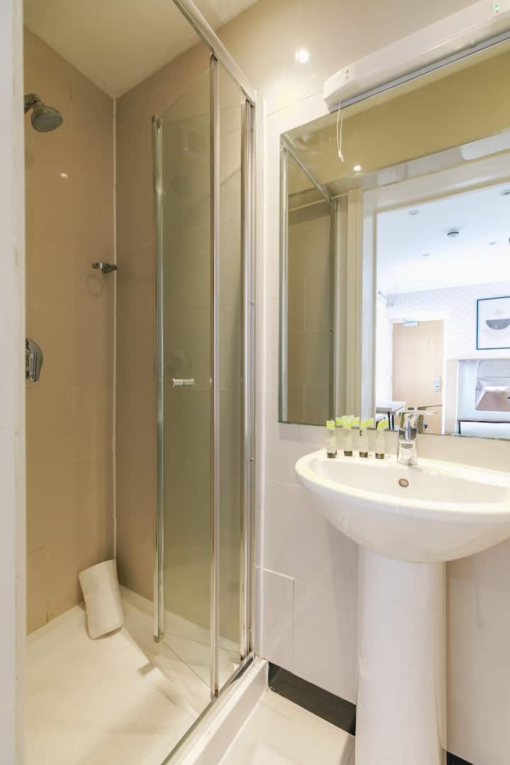 Quadruple-basic-sdb Privée - 倫敦